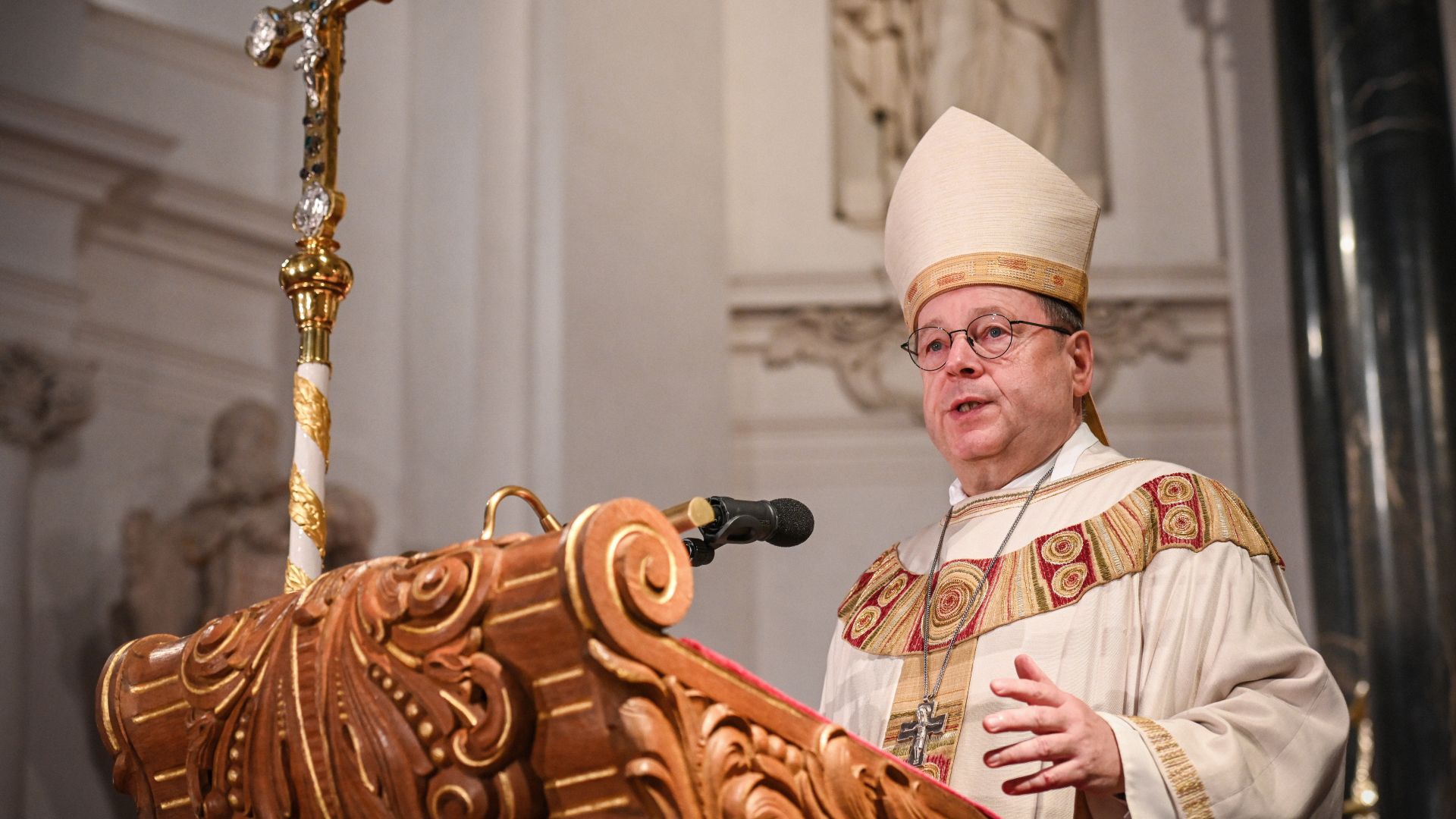 Bischof Bätzing beim Eröffnungsgottesdienst der Herbstvollversammlung ...