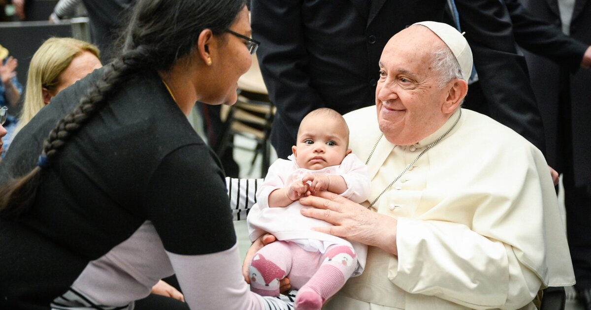 Papst Franziskus tauft im Vatikan 16 kleine Kinder - DOMRADIO.DE
