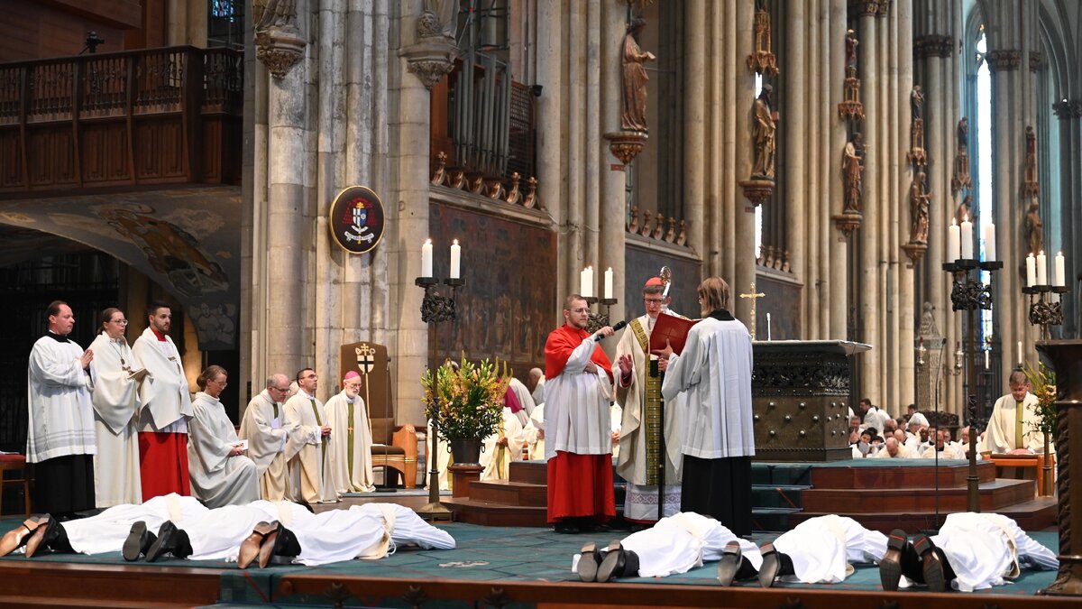 Priesterweihe im Kölner Dom - DOMRADIO.DE