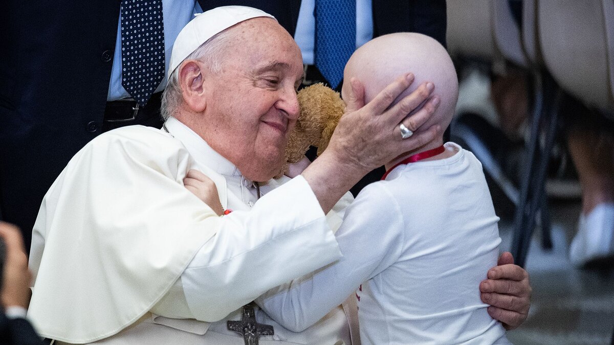 Kinder treffen Papst Franziskus im Vatikan - DOMRADIO.DE