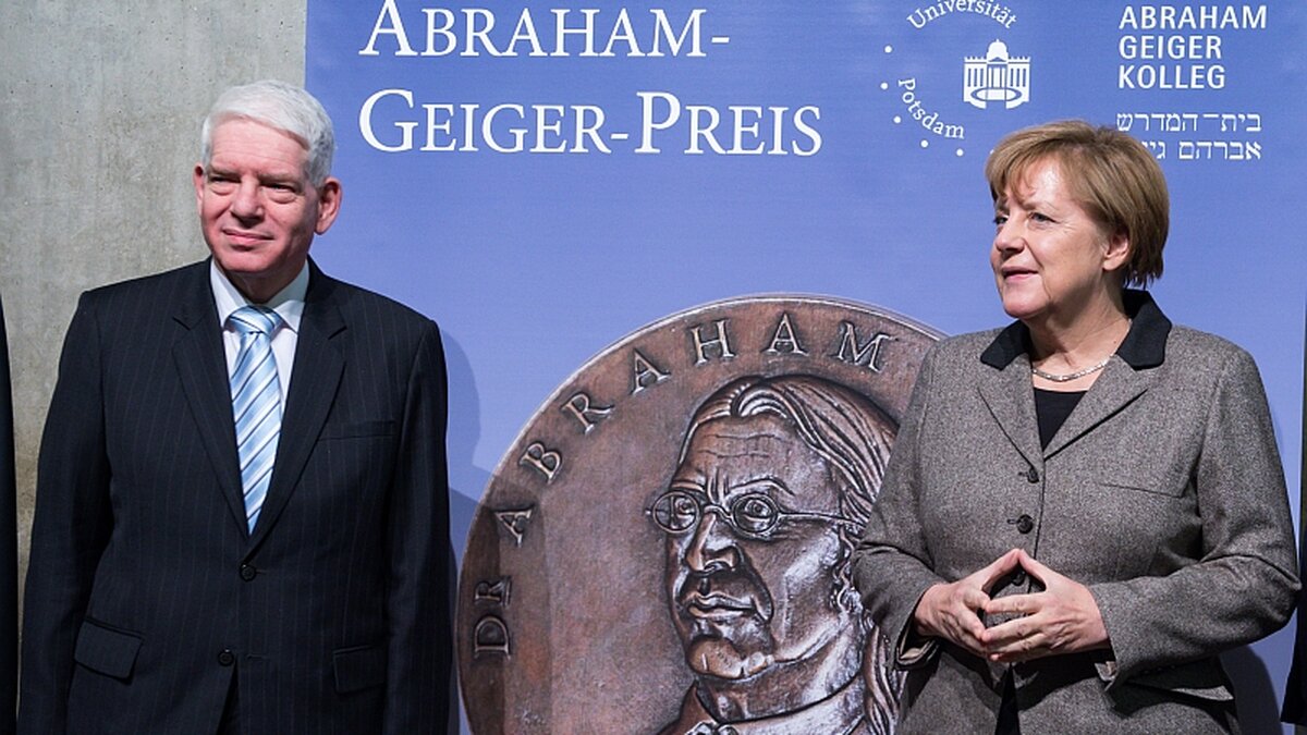 Merkel mit Abraham-Geiger-Preis ausgezeichnet - DOMRADIO.DE
