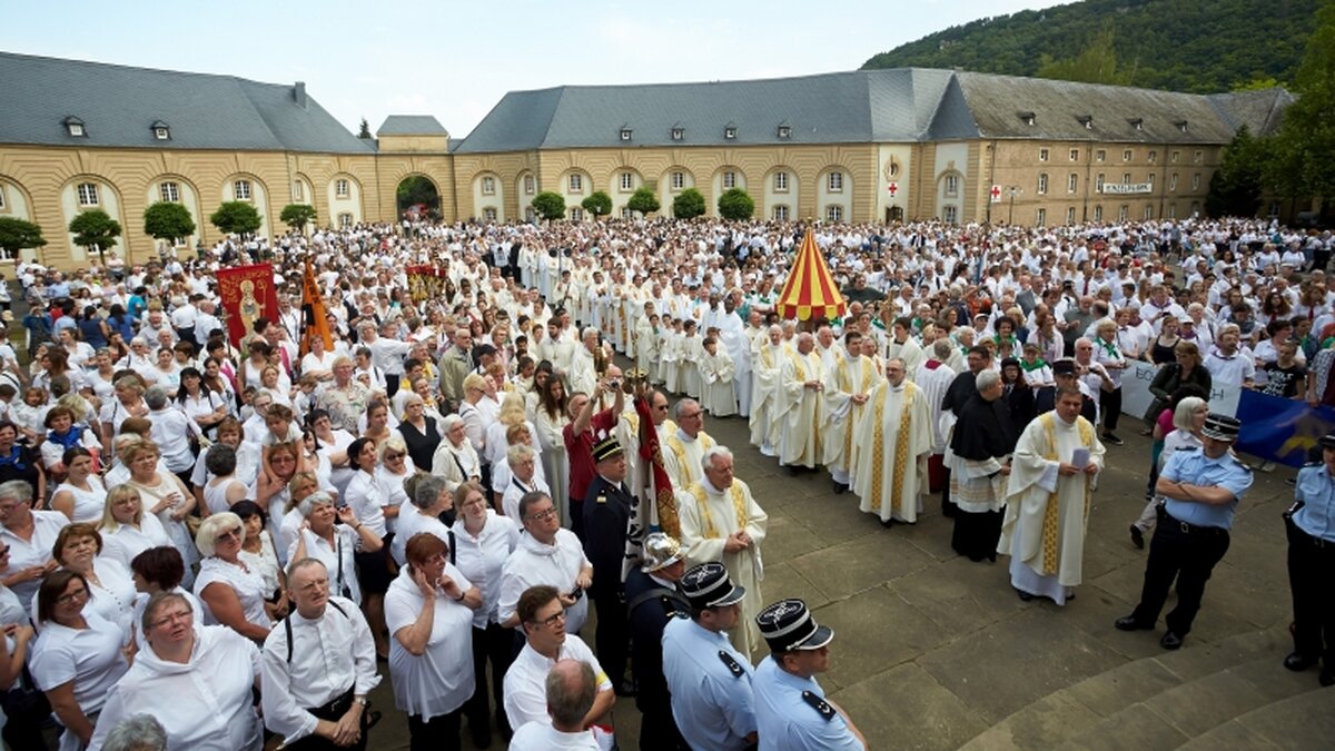 Echternacher Springprozession trotzte einst den Besatzern - DOMRADIO.DE