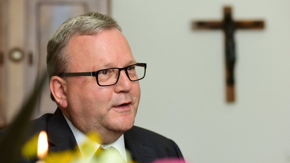 Bischof steht Gemeinde wegen Missbrauchsfällen Antwort | DOMRADIO.DE