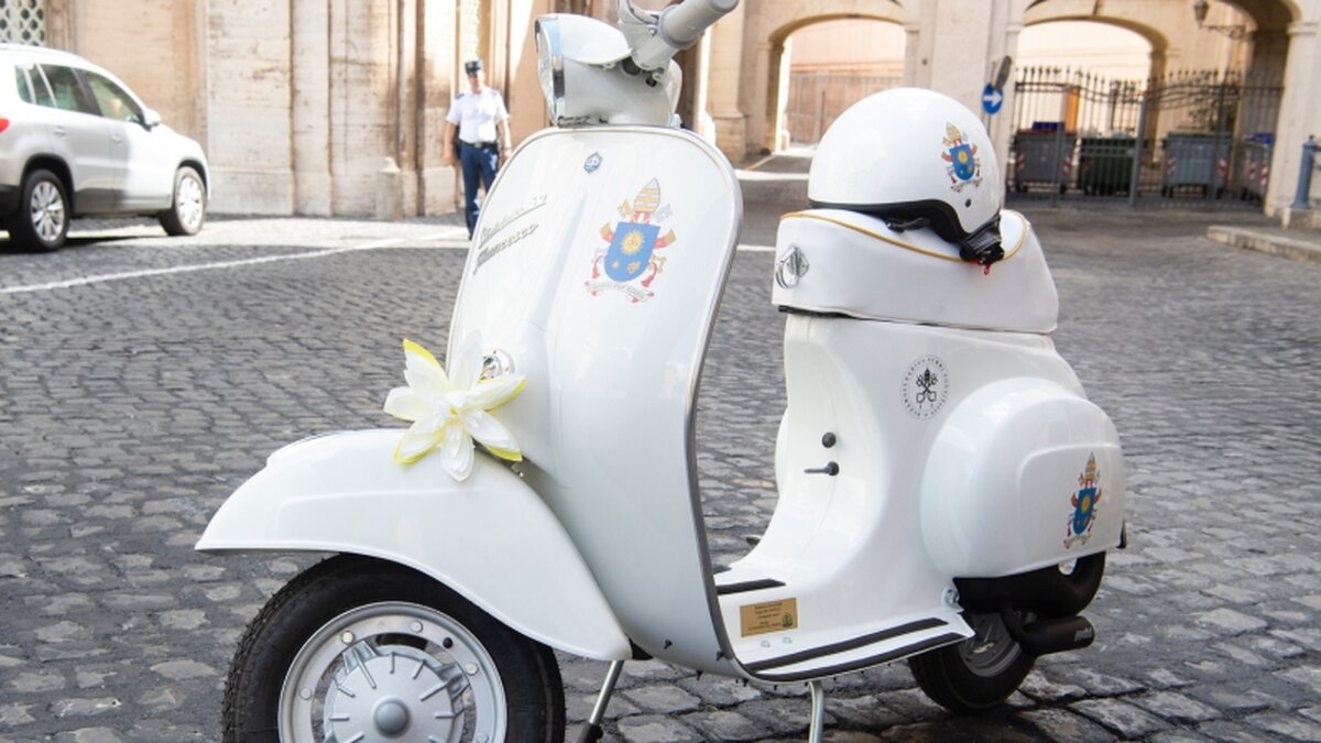 Papst-Vespa kommt unter den Hammer - DOMRADIO.DE