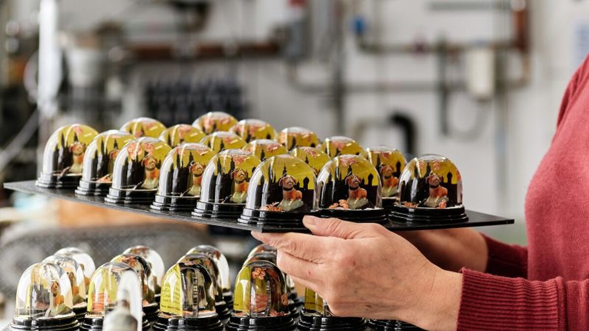 Pinseln, wässern, Flocken spritzen - So entstehen Schneekugeln ...