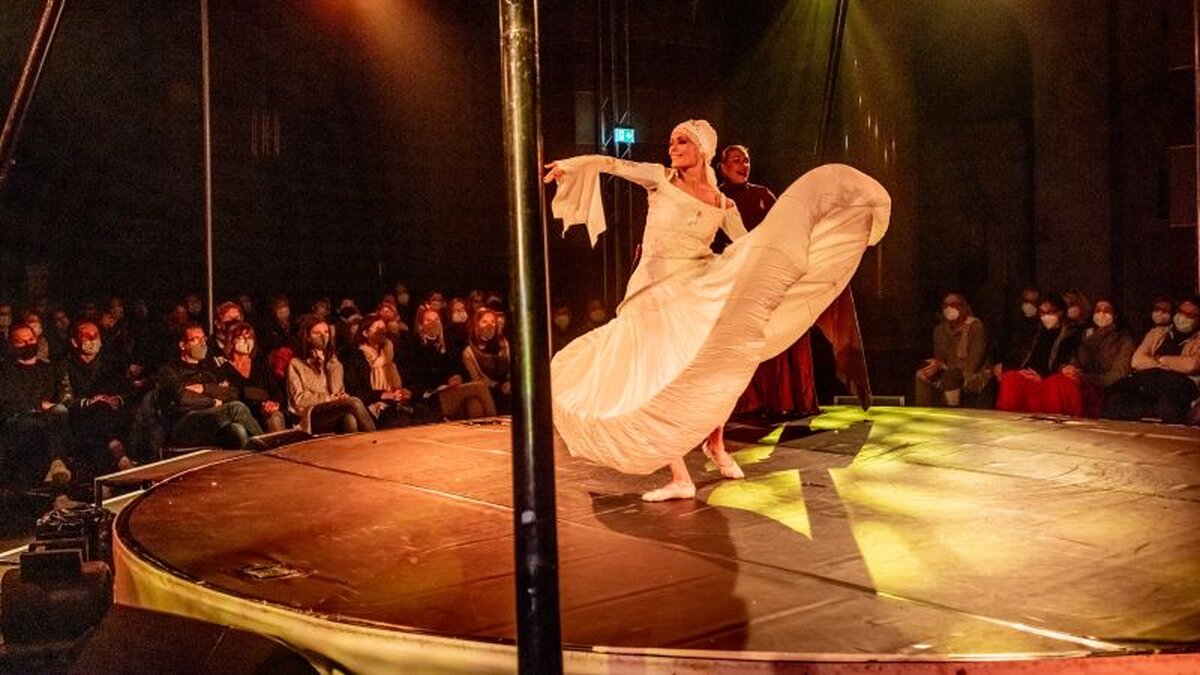 Zirkus Cirque Bouffon tritt in einer Kirche in Köln auf | DOMRADIO.DE