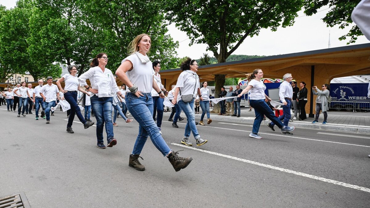 Echternacher Springprozession ist eine lebendige Tradition - DOMRADIO.DE