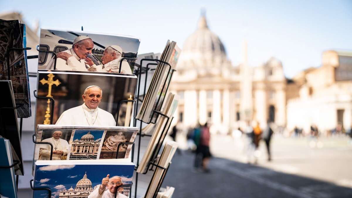 Macron und Trump senden Grüße an erkrankten Papst Franziskus | DOMRADIO.DE