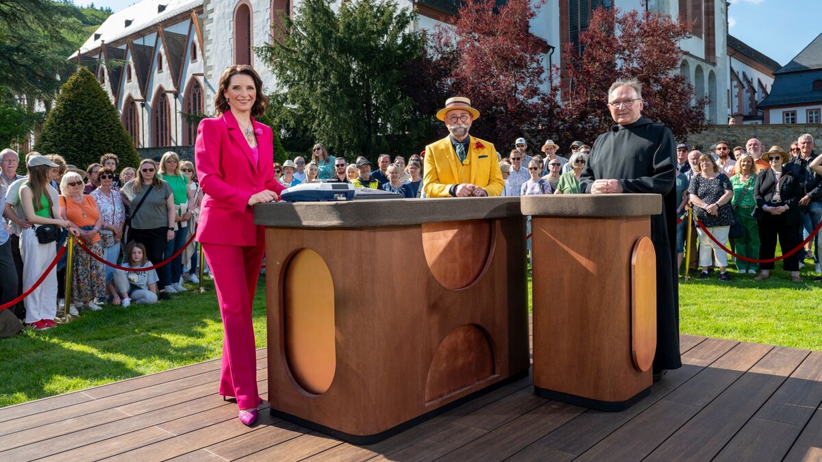 Pater will Brosche für guten Zwecke bei TV-Show verkaufen | DOMRADIO.DE