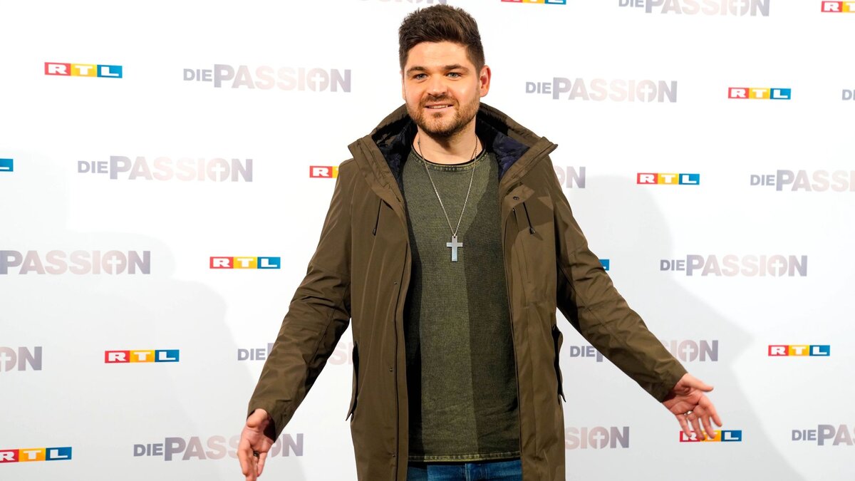 Sänger Thomas Enns steht bei "RTL-Passion" auf der Bühne | DOMRADIO.DE