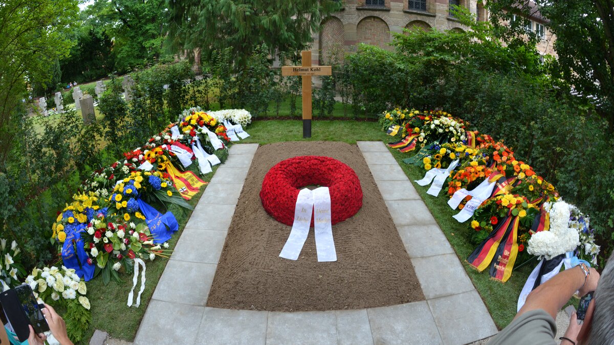 Grabmal für Helmut Kohl-Grab - DOMRADIO.DE