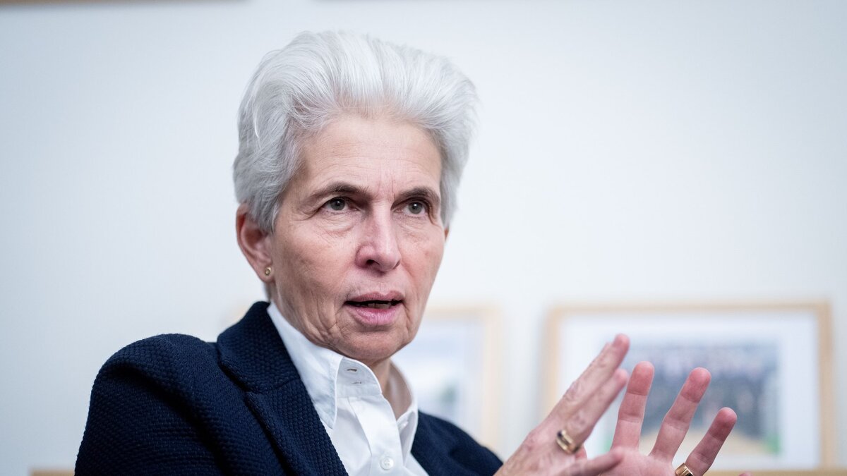 Strack-Zimmermann spricht von Gott als dem größten Liberalen - DOMRADIO.DE