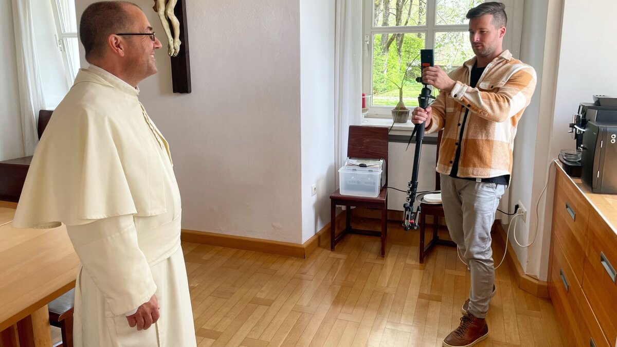 Pater Gabriel erklärt Klosterleben auf Social Media - DOMRADIO.DE