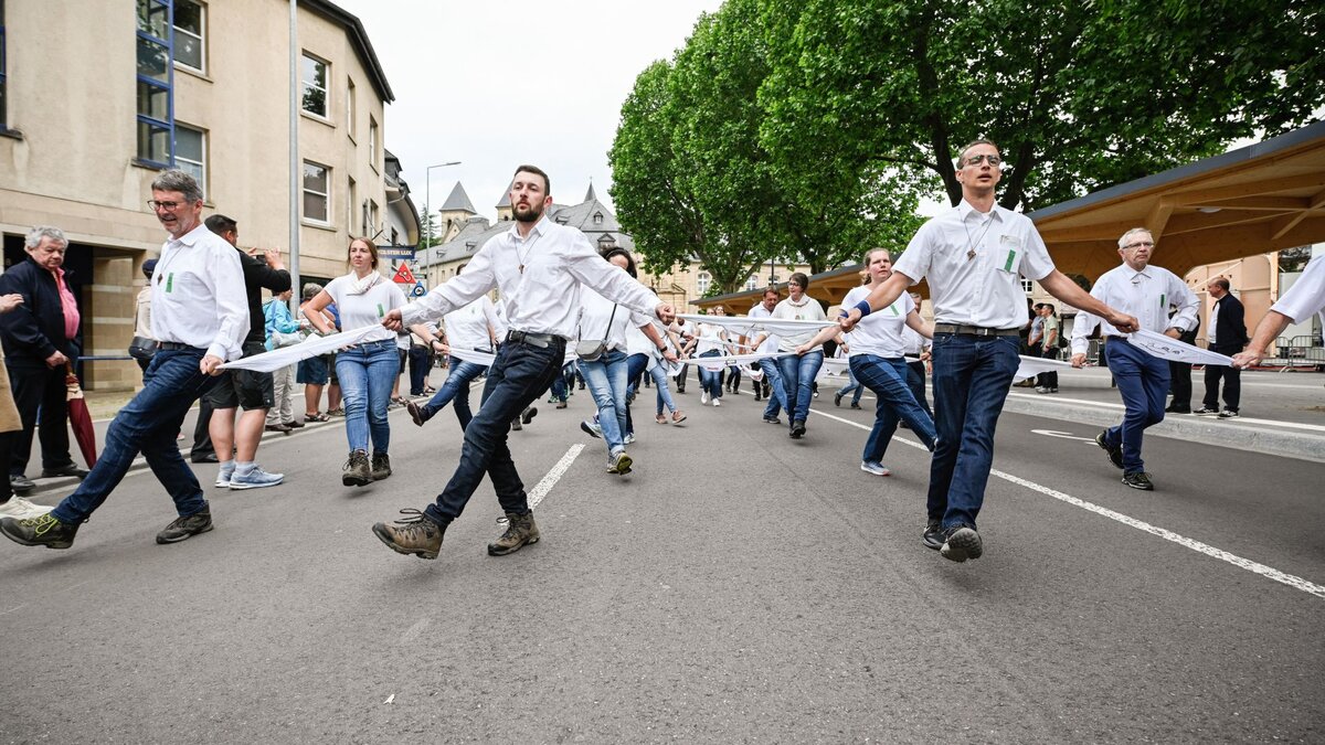 Kaplan führt Pilger durch die Nacht zur Echternacher Springprozession ...