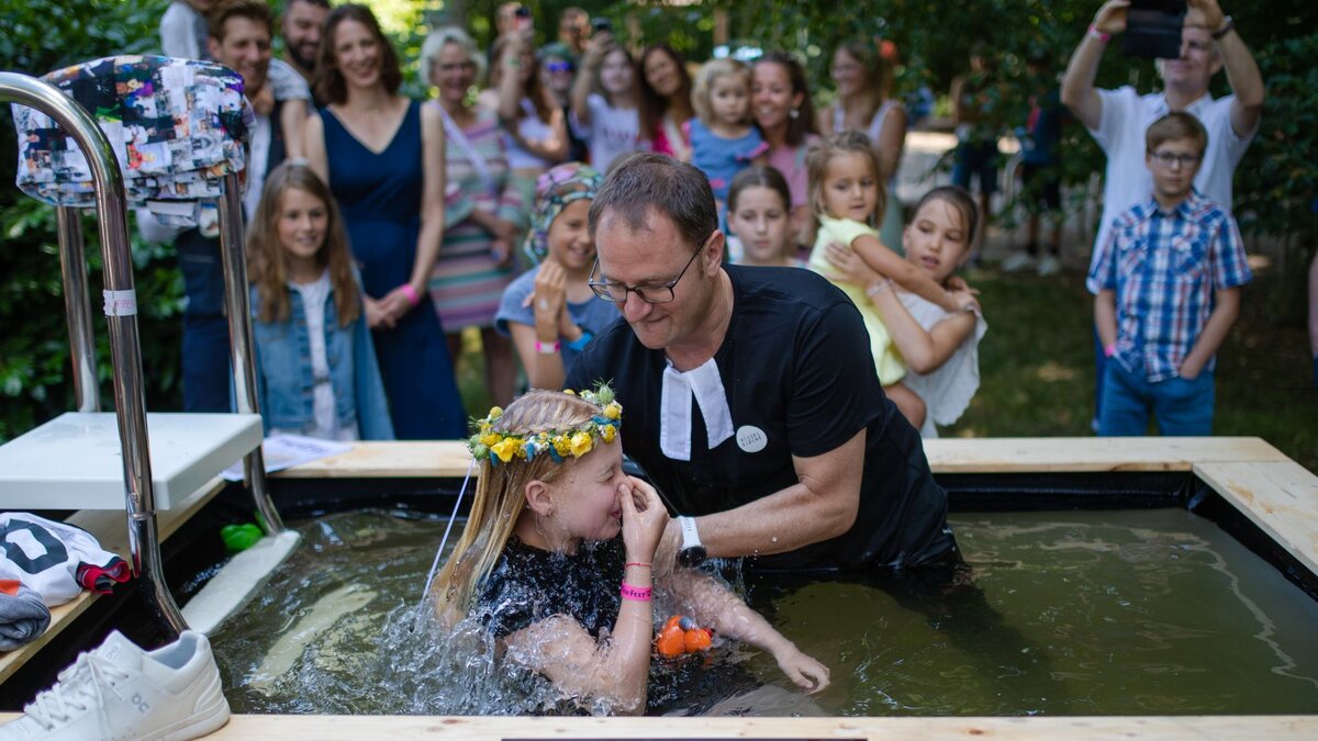 254 Menschen wollen sich unter freiem Himmel taufen lassen - DOMRADIO.DE