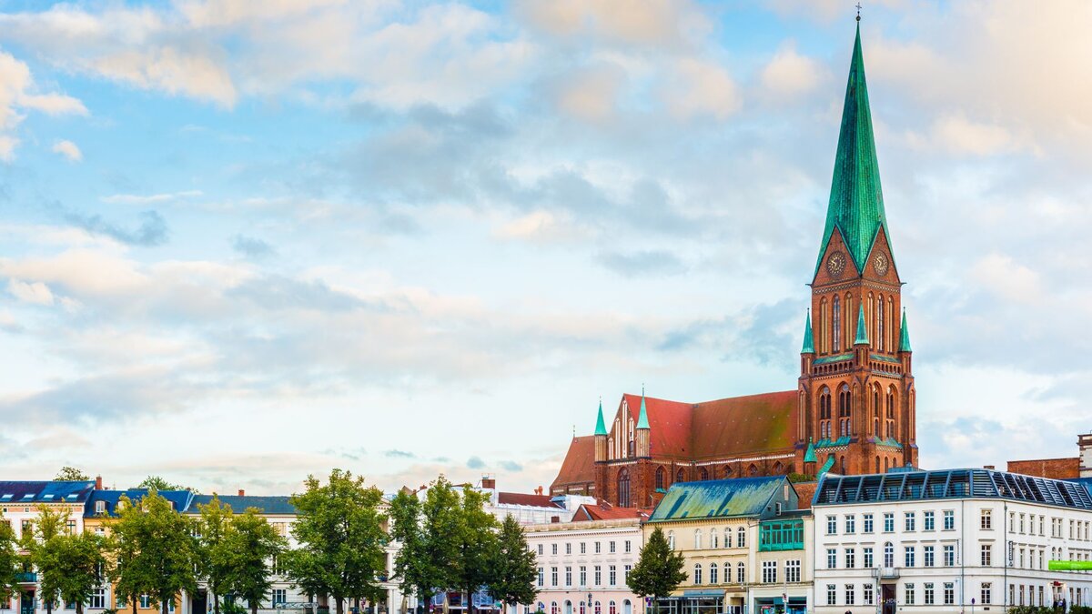 Schweriner Dom erhält zwei Fenster des Künstlers Uecker | DOMRADIO.DE