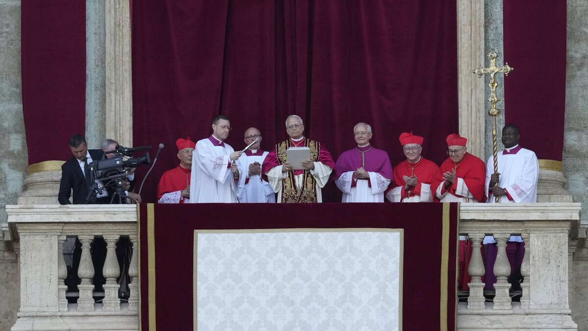 Erste Ansprache und Segen des neuen Papstes Leo XIV. - DOMRADIO.DE