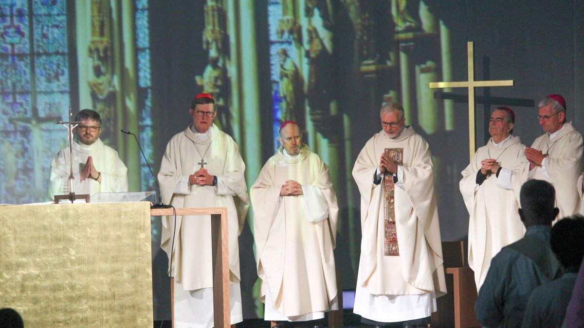 Heilige Messe mit Bischof em. Gregor Maria Hanke beim Glaubensfest ...