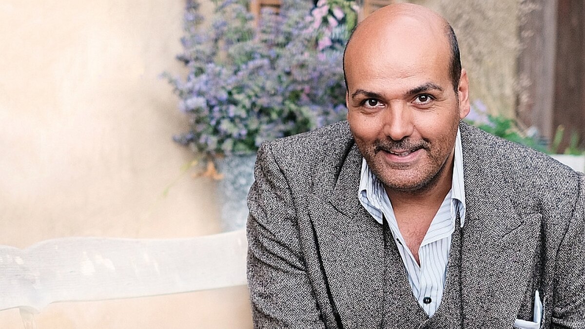 Sänger Jay Alexander will Publikum vom grauen Alltag ablenken - DOMRADIO.DE