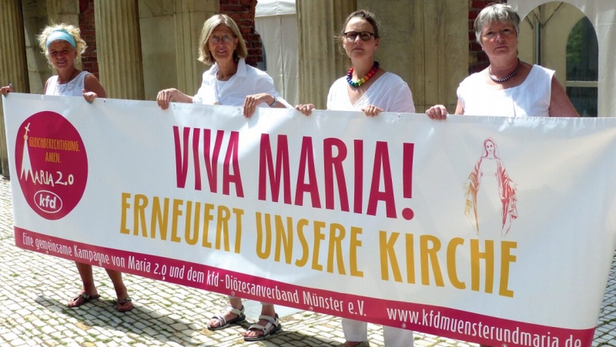 Kundgebung für mehr Gleichberechtigung in der Kirche in Münster ...