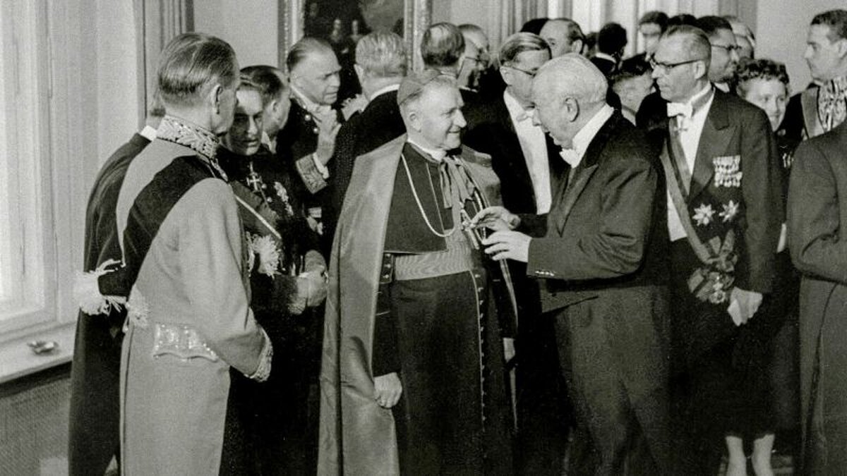 Nach dem Krieg war Bischof Muench ein Mittler in päpstlicher Mission ...