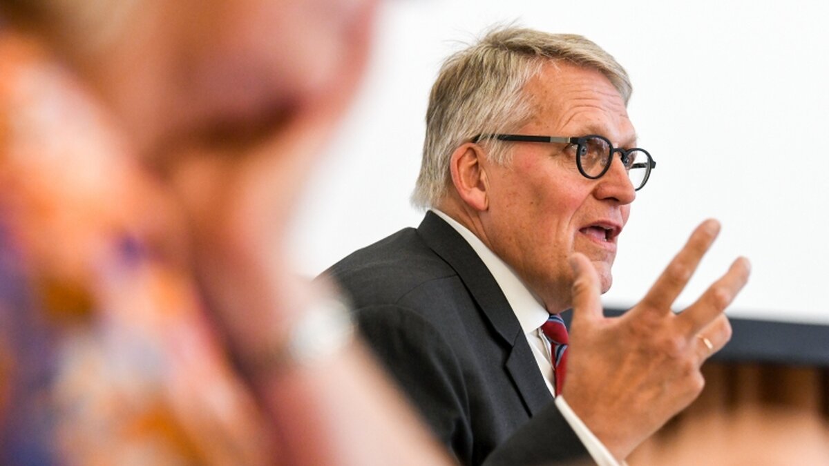 Sternberg spricht über Medien, Maß und Mitte - DOMRADIO.DE