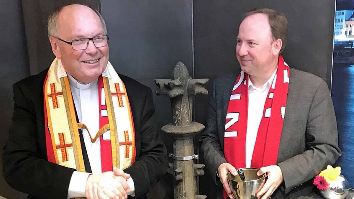 Kölner Dompropst segnet Domstein im Kölner Stadion - DOMRADIO.DE