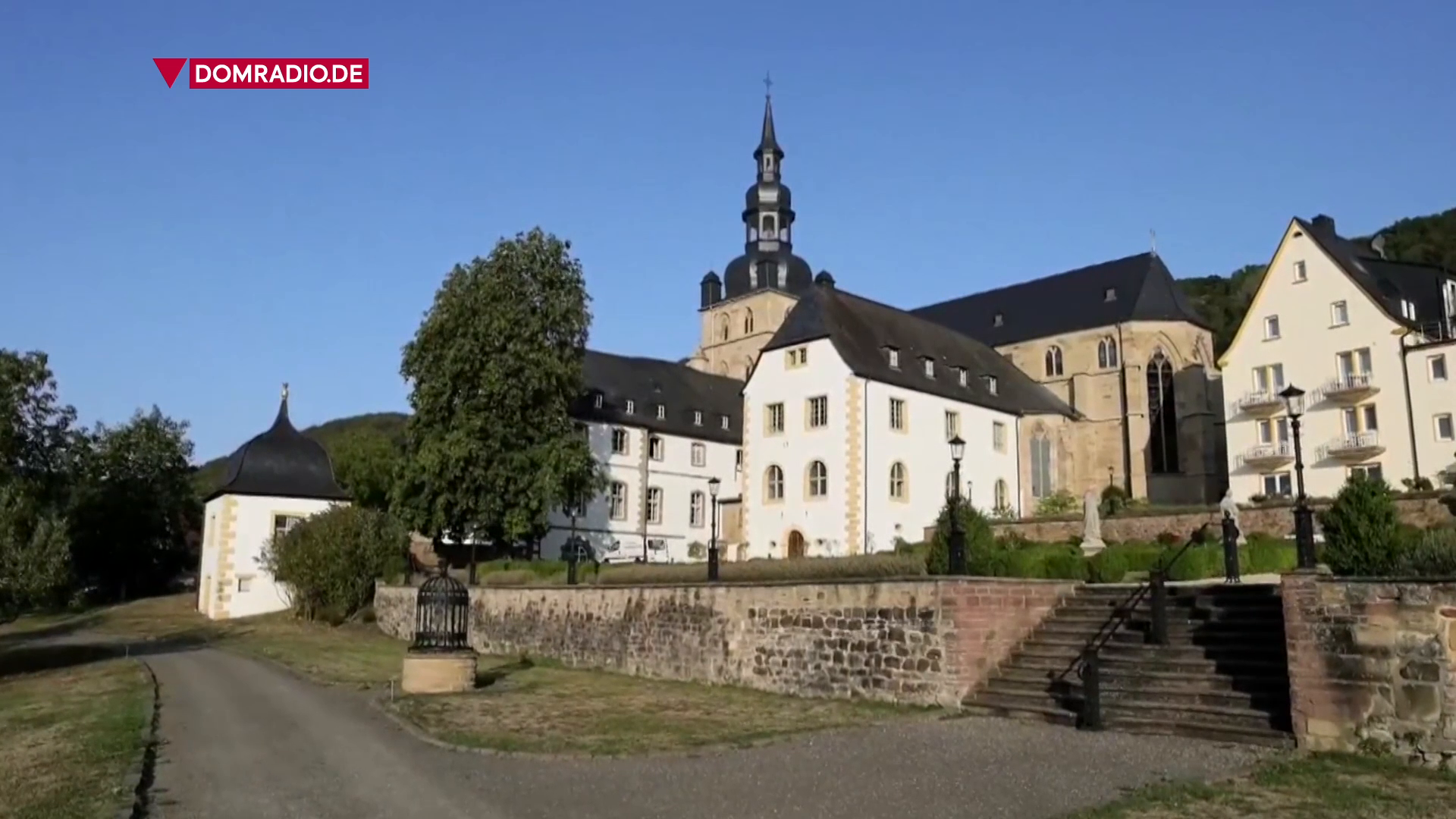 Abtei Tholey enthüllt Richter-Fenster - DOMRADIO.DE