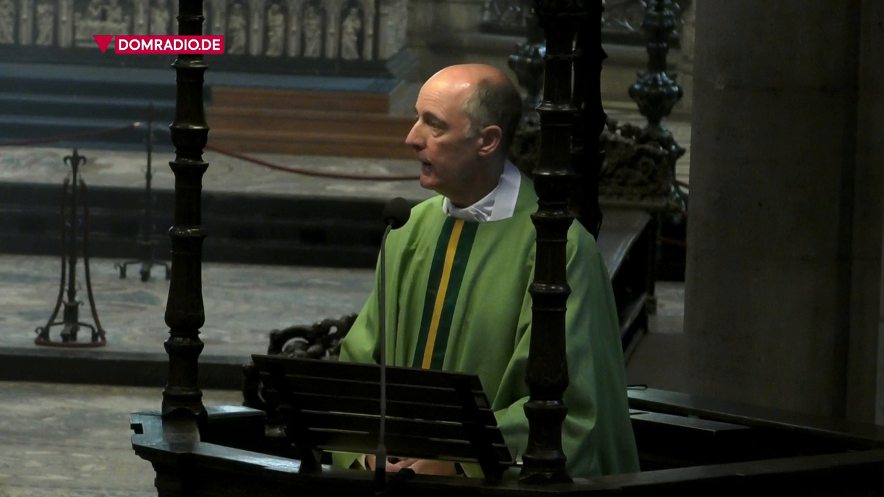 Dompropst Guido Assmann im Kapitelsamt am achtundzwanzigsten Sonntag im ...
